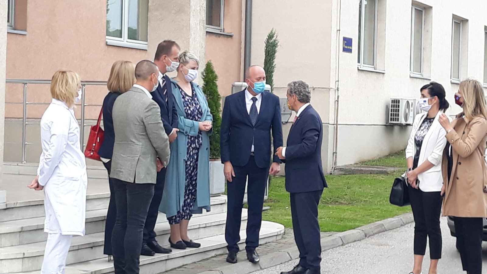 Sattler uručio medicinsku opremu UKC Tuzla – Srebrenik.NET